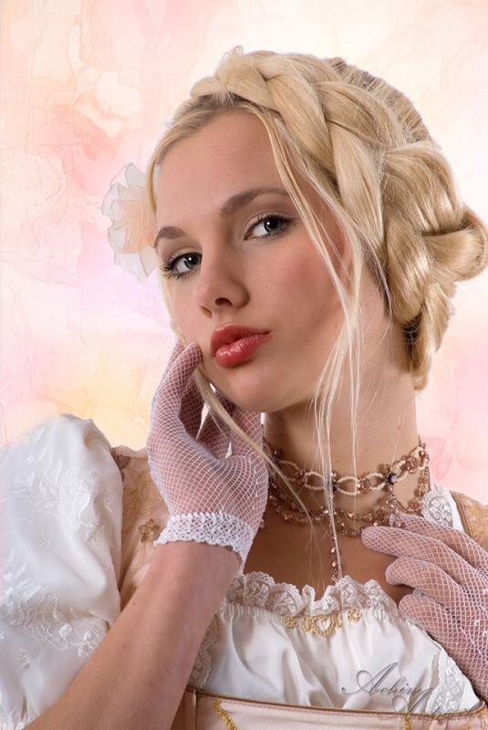 Trachtenmode + Trachtenshop Online - edle Dirndl & Trachten